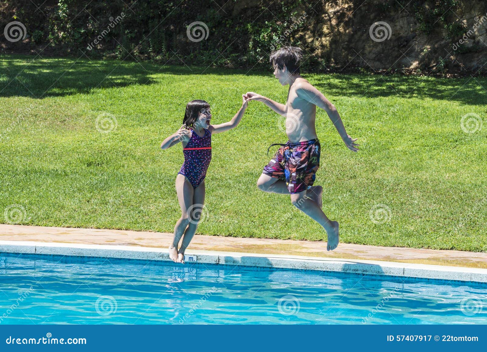 Kinder, Die in Einem Pool Baden Stockbild - Bild von springen, leute ...