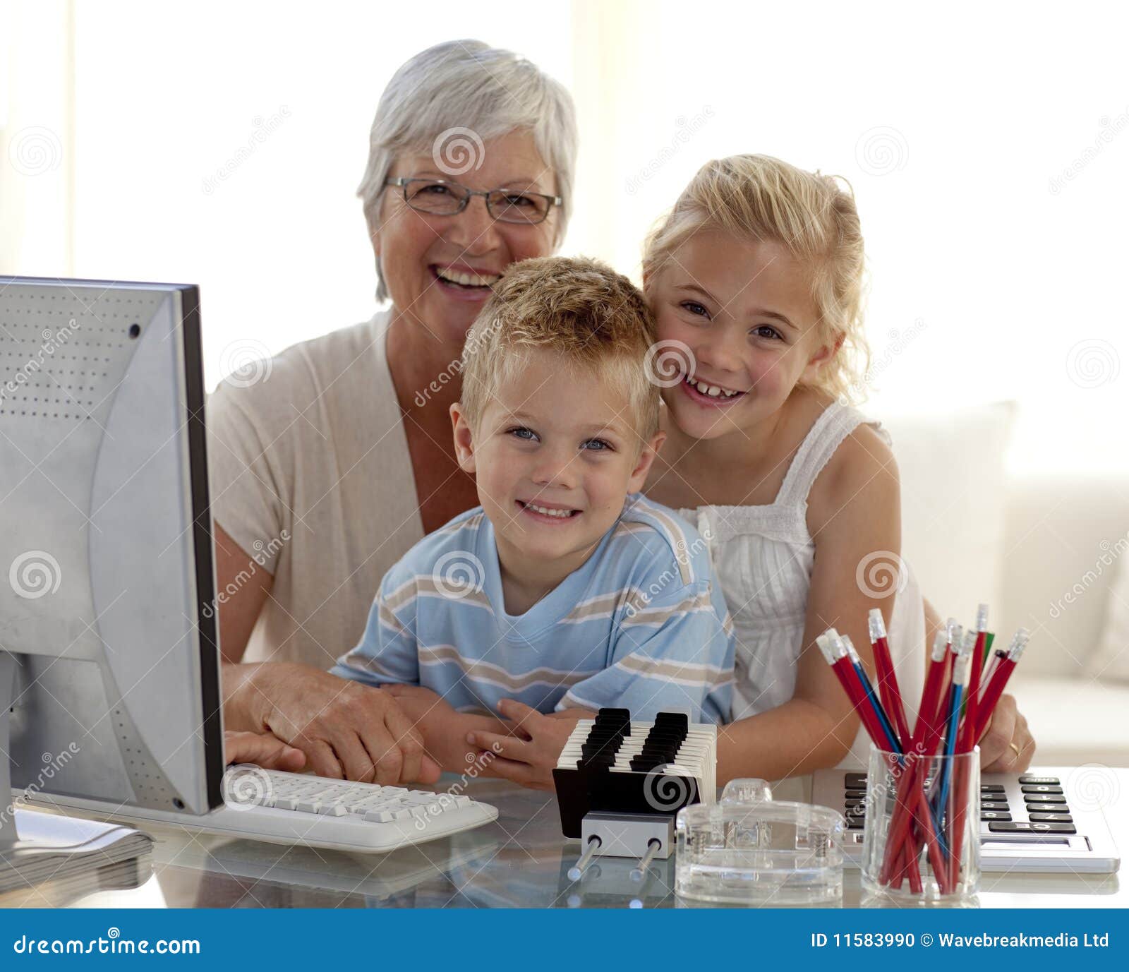 Kinder, Die Einen Computer Mit Ihrer Großmutter Verwenden Stockfoto ...