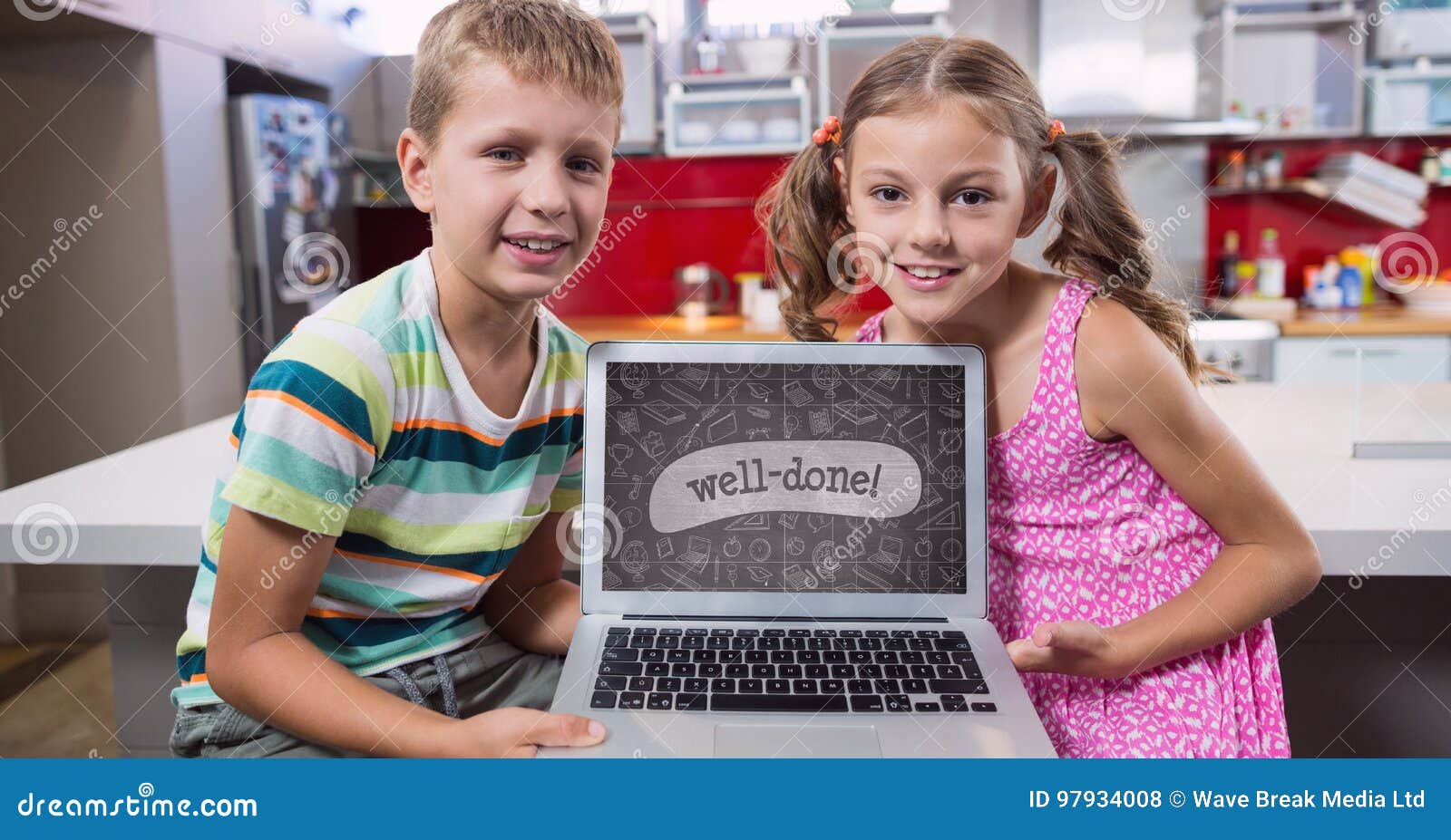 Kinder, Die Einen Computer Mit Schulikonen Auf Schirm Betrachten ...