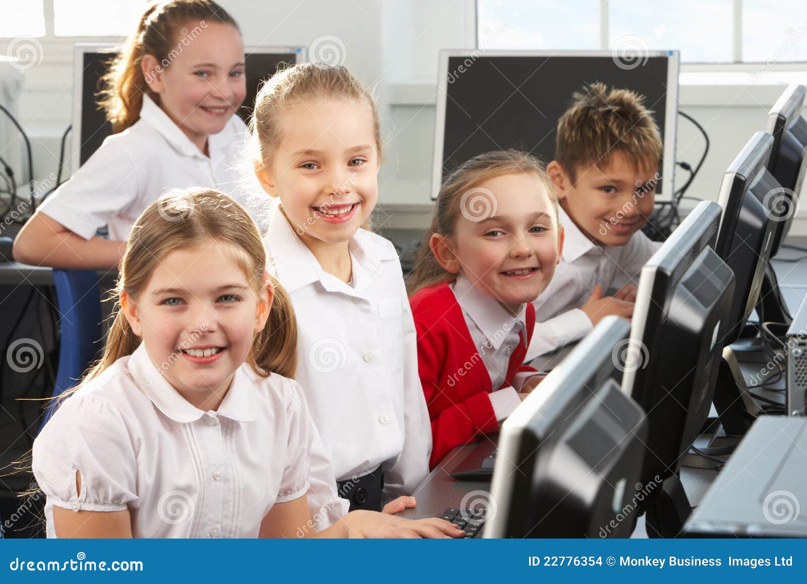 Kinder, Die Erlernen, Computer Zu Benutzen Stockfoto - Bild von innere ...