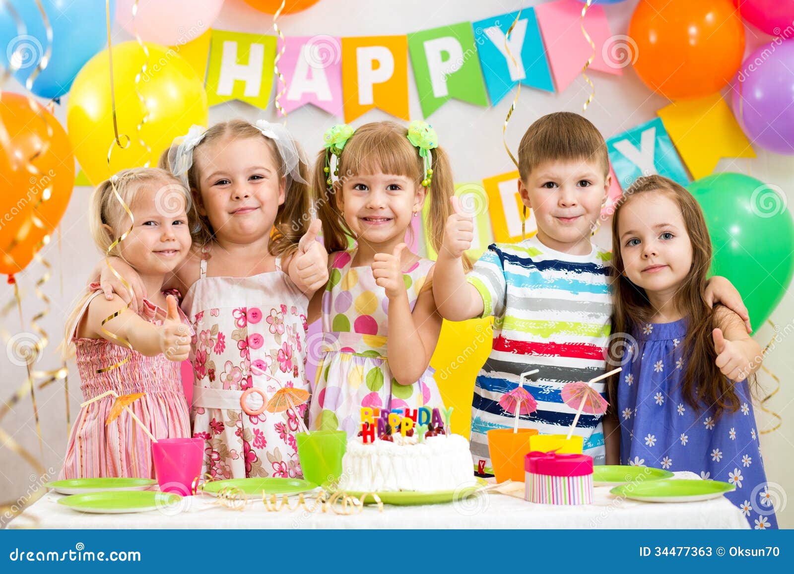 Kinder, Die Geburtstagsfeier Feiern Stockbild - Bild von bunt, kasten ...