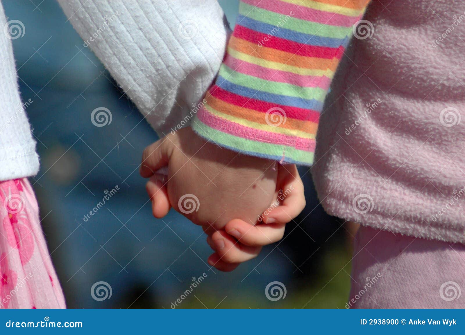 Kinder, die Hände anhalten stockfoto. Bild von obacht - 2938900