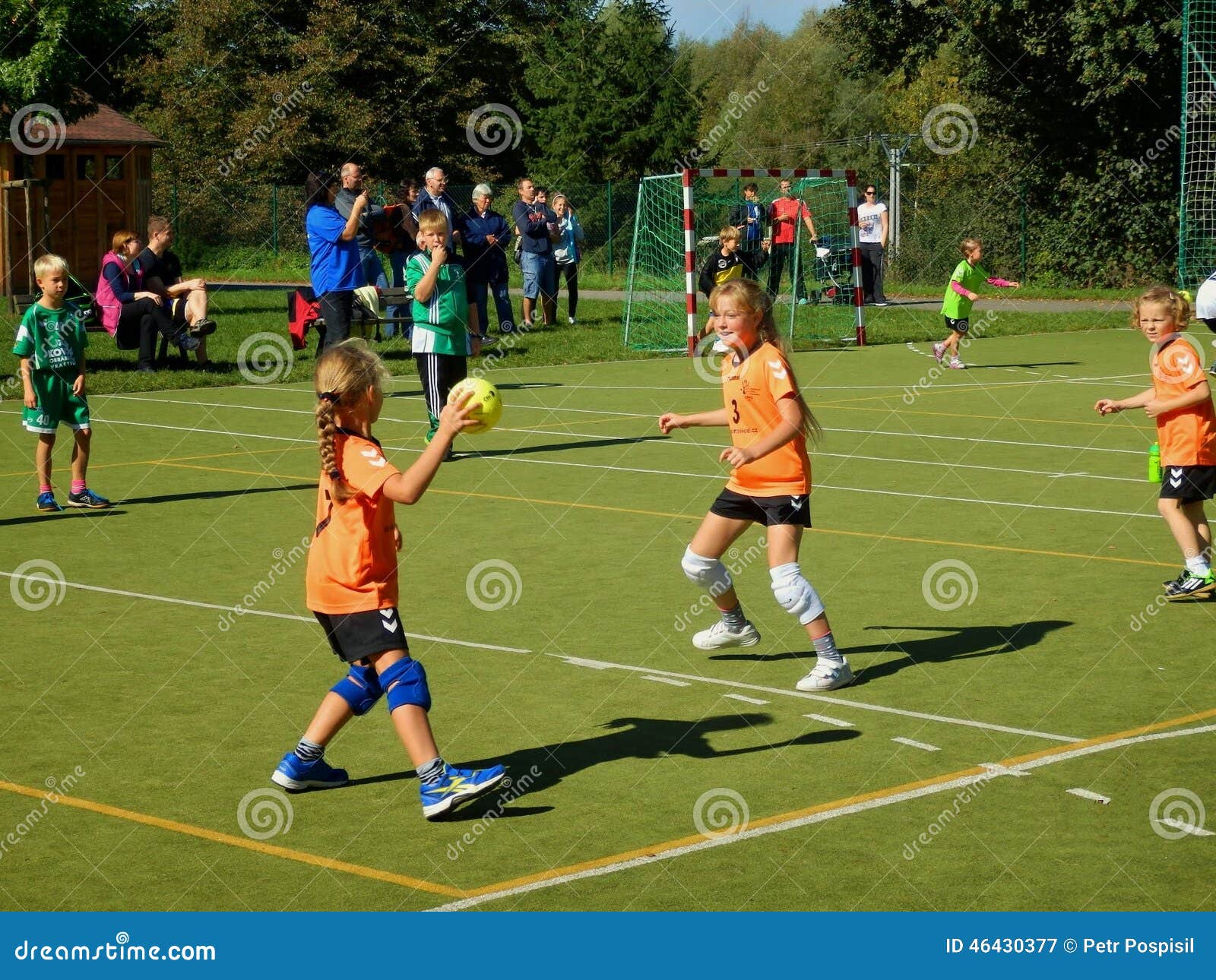 Kinder, Die Handball Spielen Redaktionelles Stockfotografie - Bild von ...