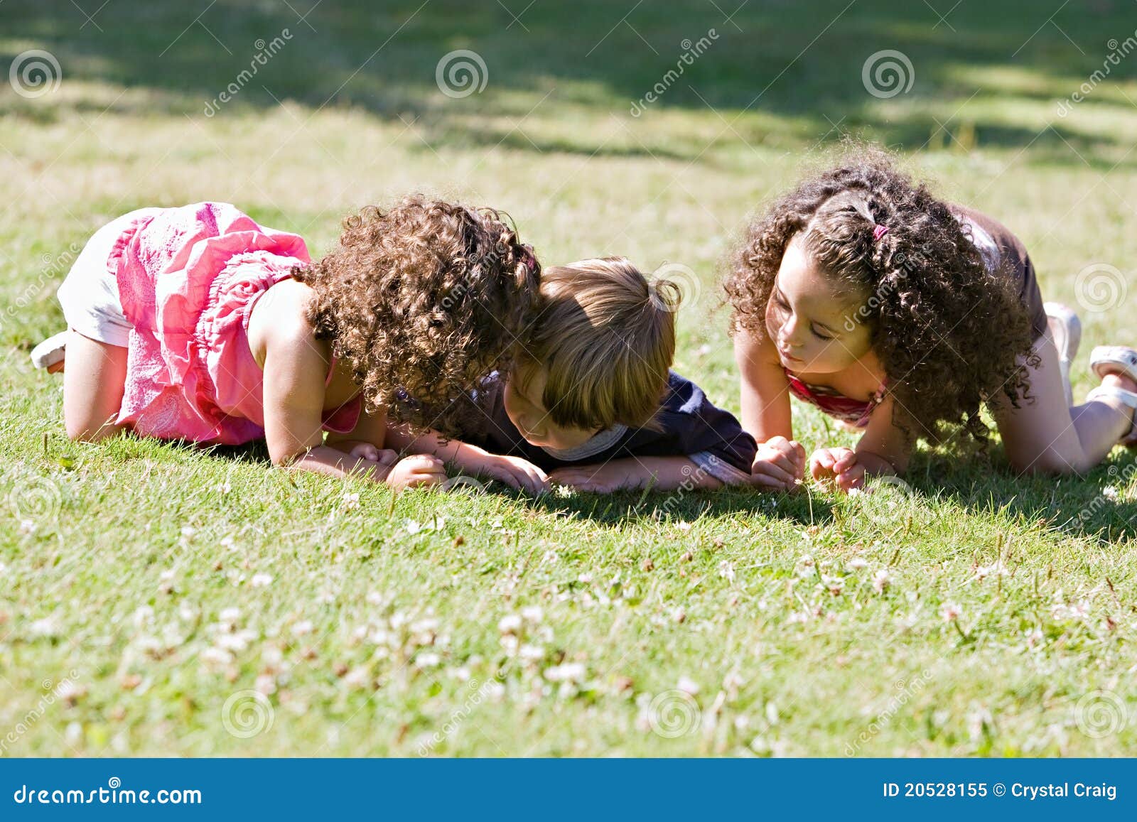 Kinder, Die Ihre Umgebung Entdecken Stockbild - Bild von freund, leute ...
