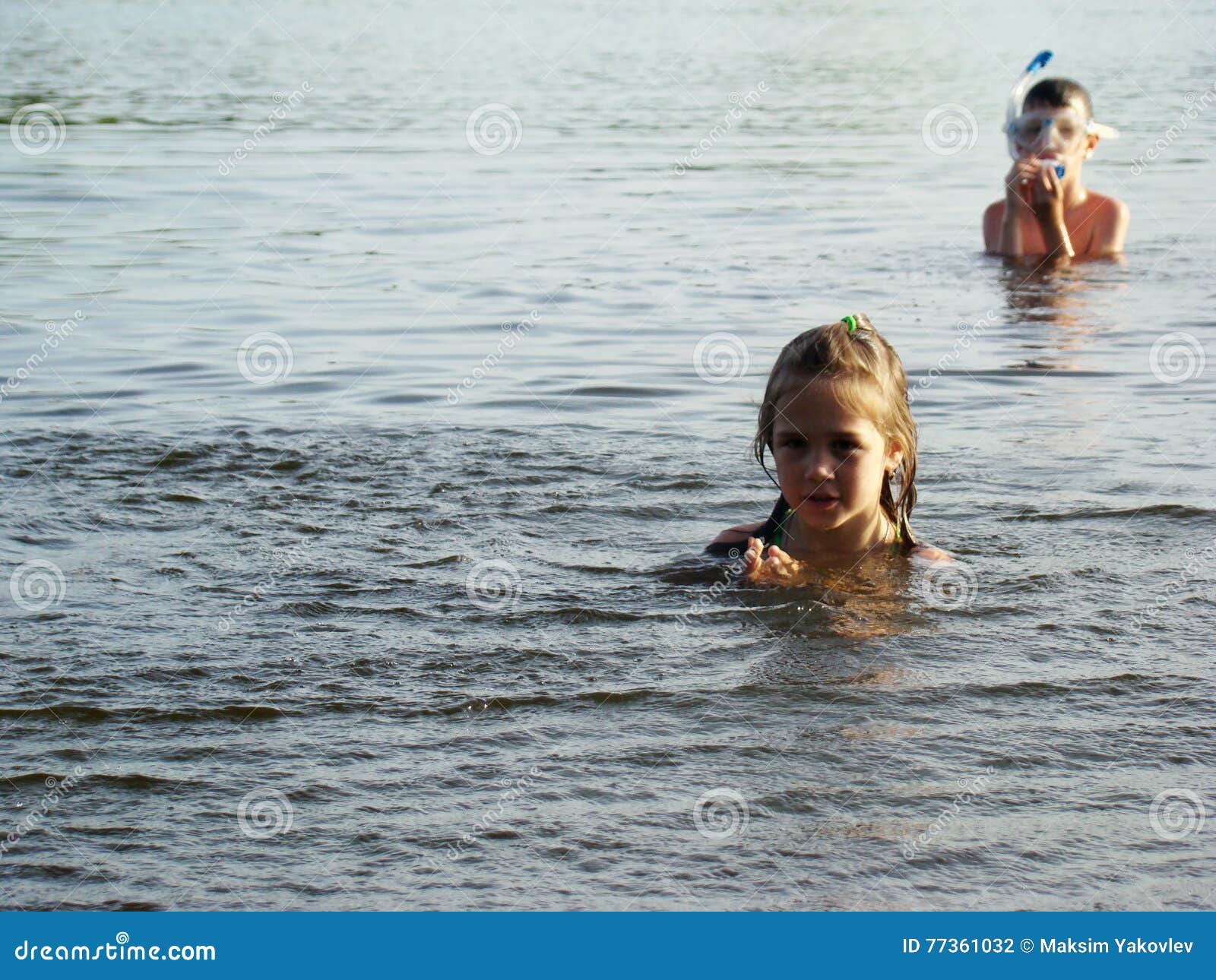 Kinder, die im Fluss baden stockfoto. Bild von aufregung - 77361032