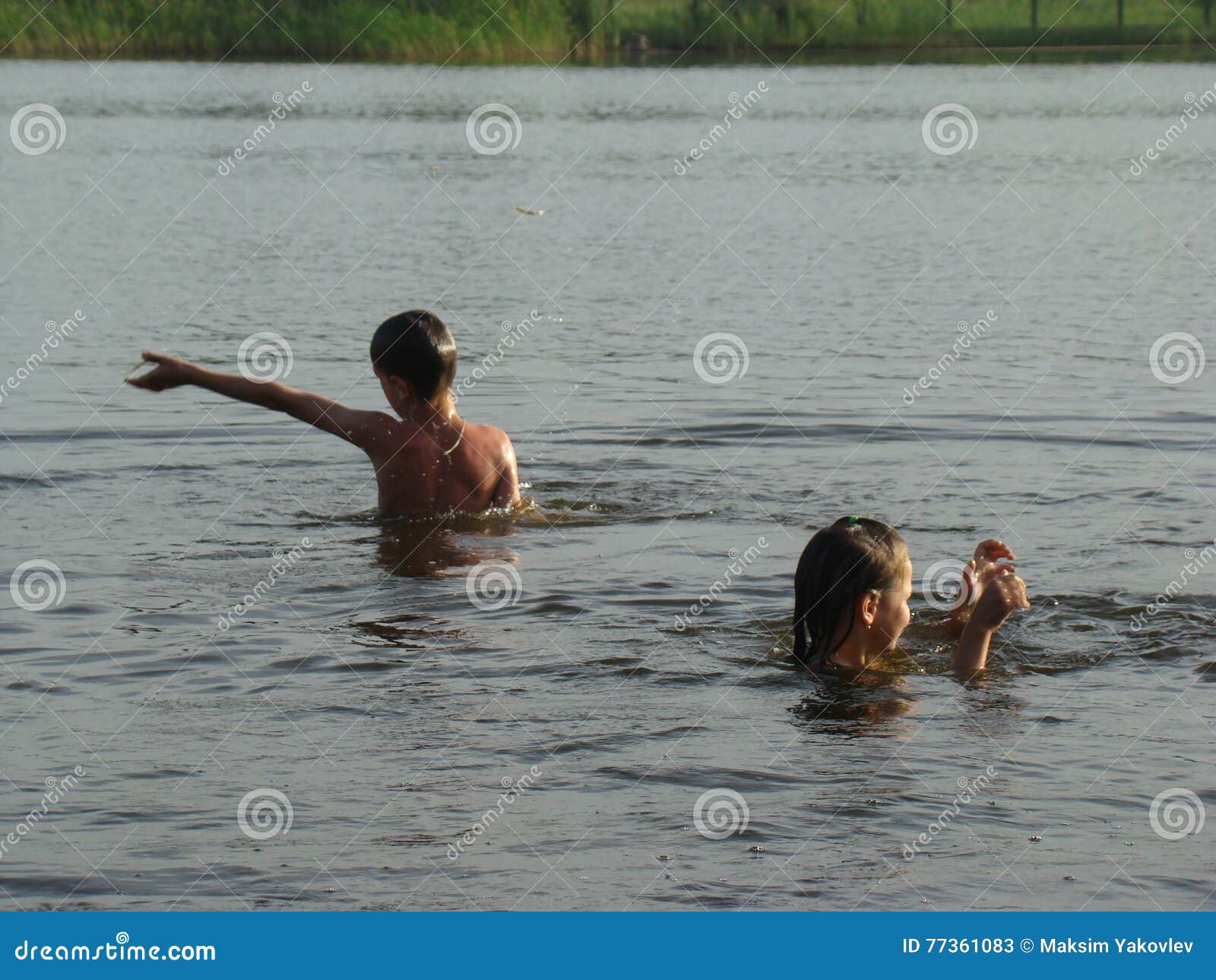 Kinder, die im Fluss baden stockbild. Bild von freundschaft - 77361083