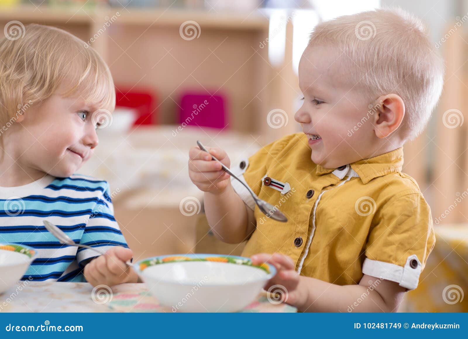 Kinder, Die Im Kindergarten Essen Stockbild - Bild von frühstück, essen ...