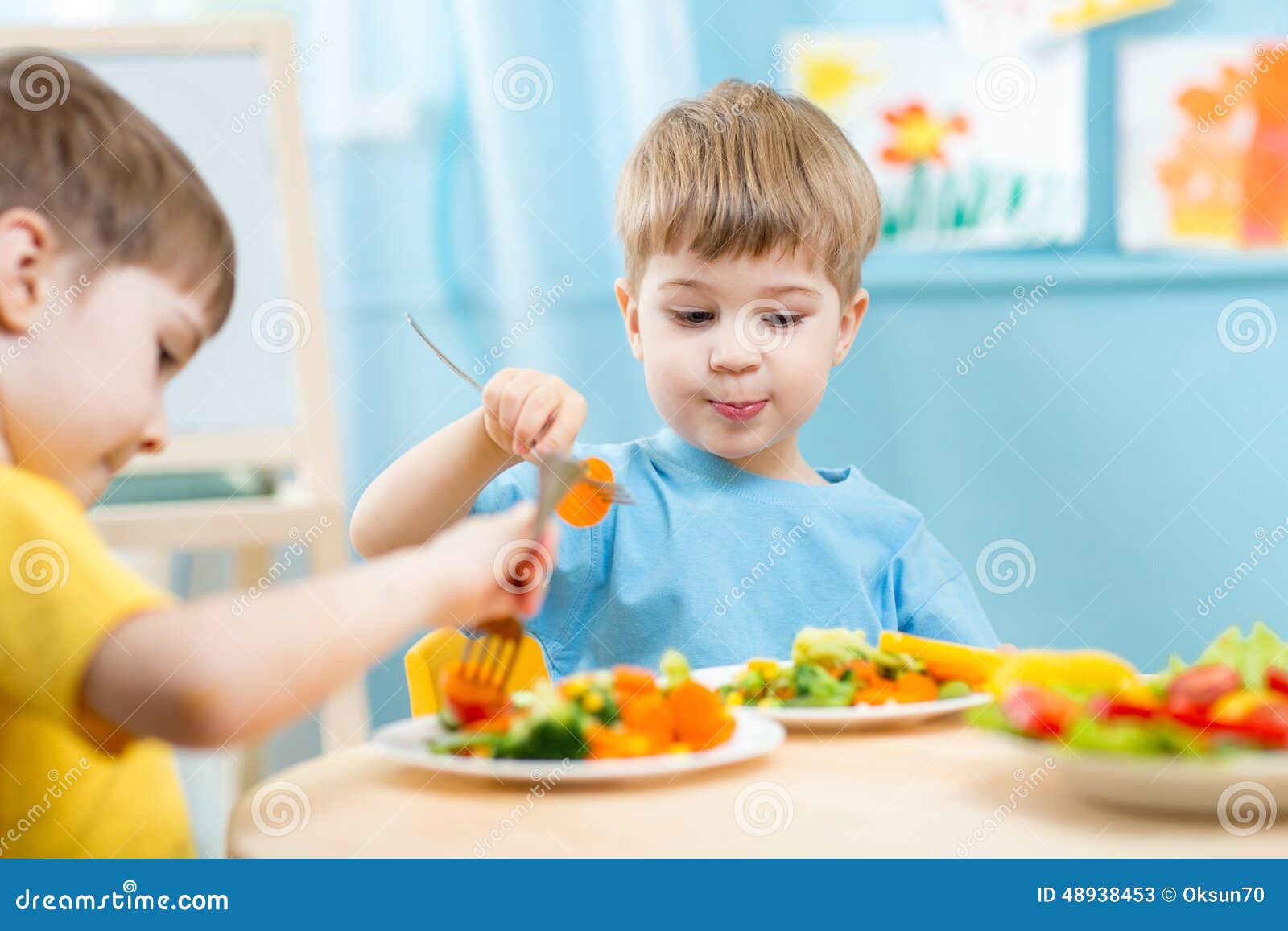 Kinder, Die Im Kindergarten Essen Stockbild - Bild von lebensstil ...