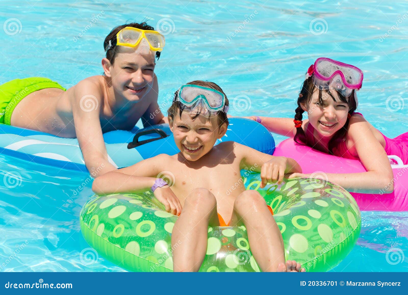 Kinder, Die Im Pool Spielen Stockbild - Bild von brüder, entzückend ...