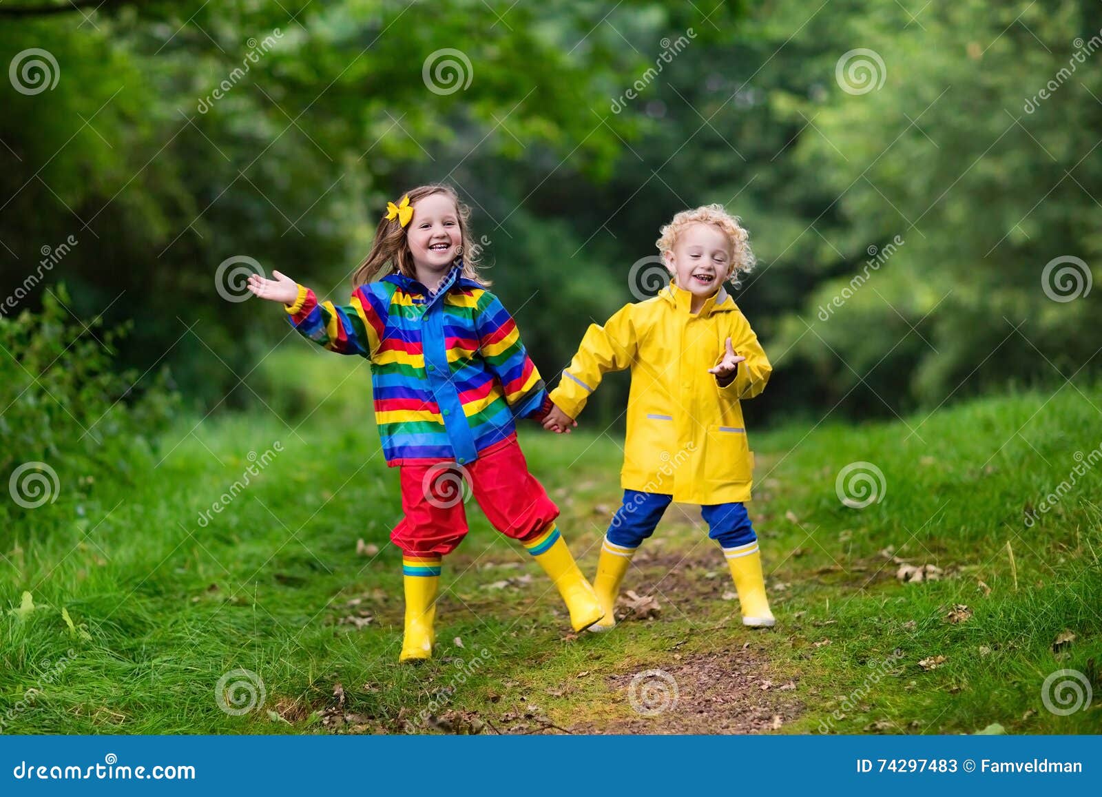 Kinder, Die Im Regen Spielen Stockbild - Bild von junge, fallen: 74297483