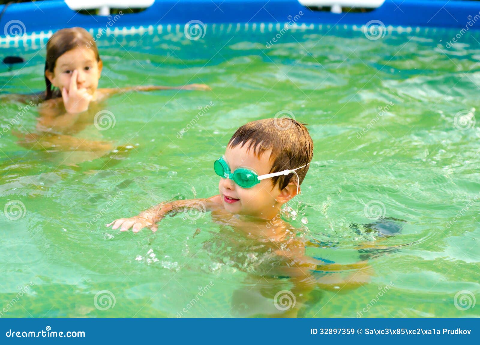 Kinder, Die Im Swimmingpool Spielen Stockbild - Bild von frau, nett ...