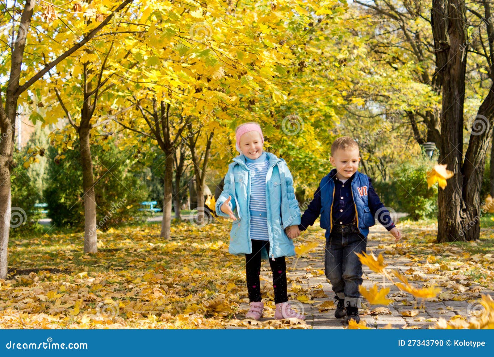 Kinder, Die Im Wind Spielen Stockfoto - Bild von aktiv, holding: 27343790