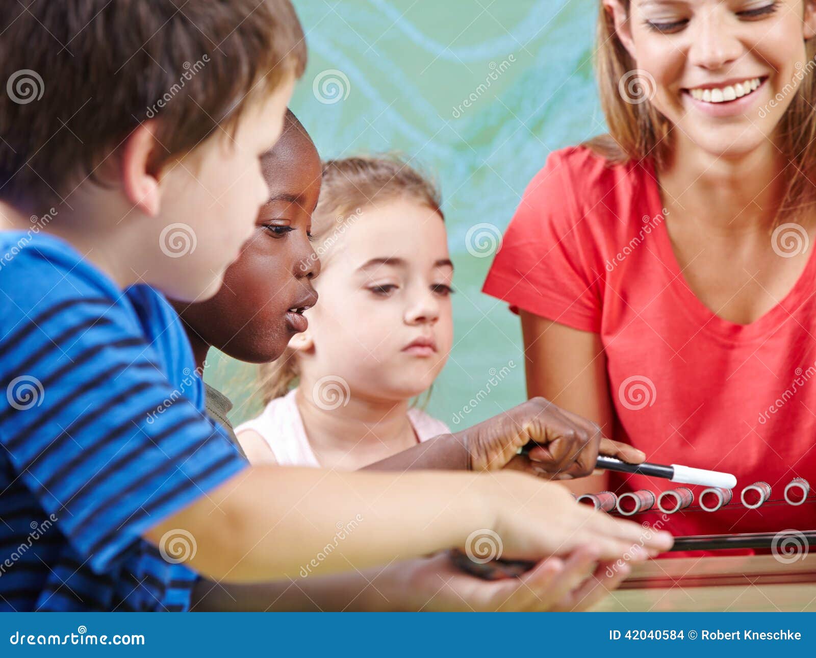 Kinder, Die Instrumente Lernen Stockfoto - Bild von erzieher ...