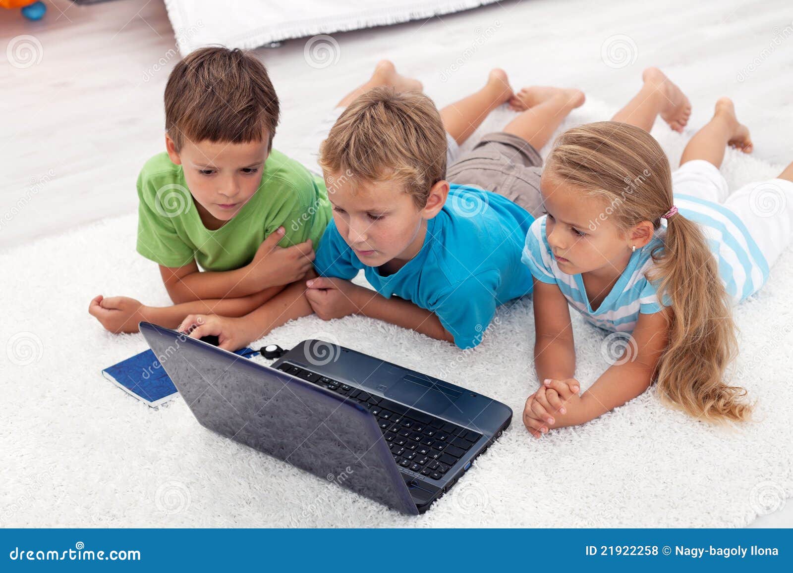 Kinder, Die Laptop-Computer Betrachten Stockfoto - Bild von konzept ...