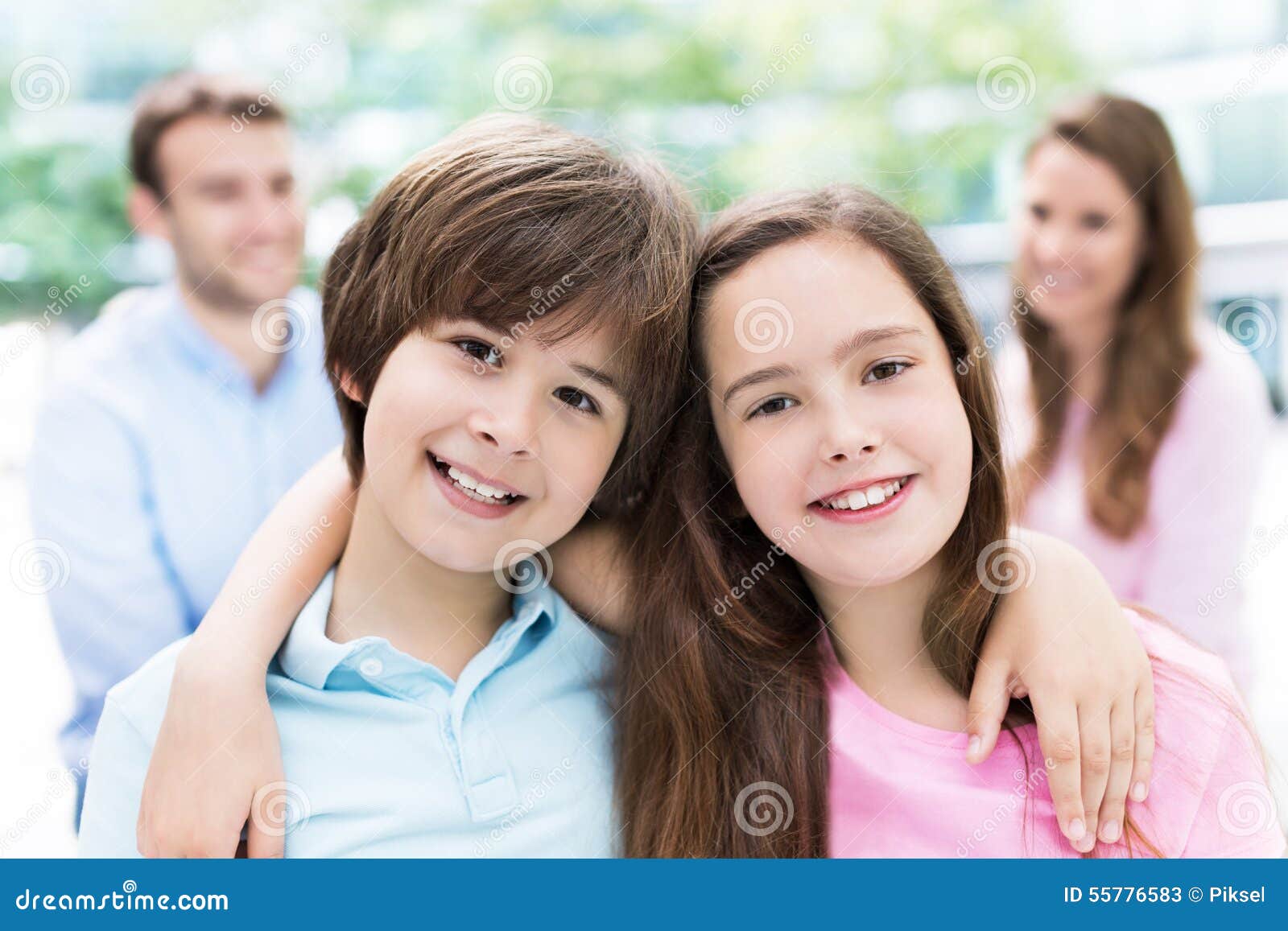 Kinder, Die Mit Eltern Im Hintergrund Lächeln Stockbild - Bild von ...