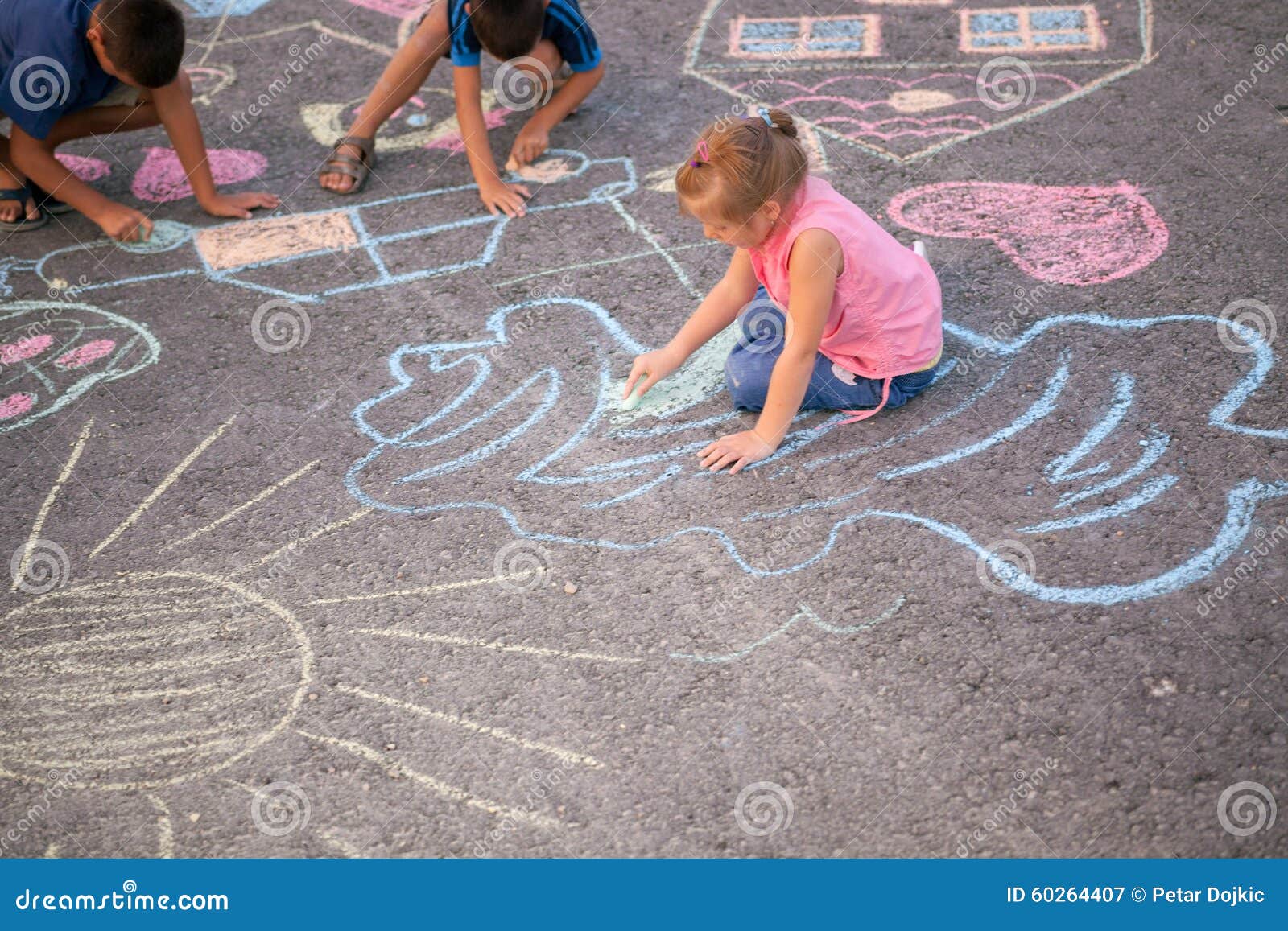 Kinder, Die Mit Kreide Auf Asphalt Zeichnen Stockbild - Bild von ...