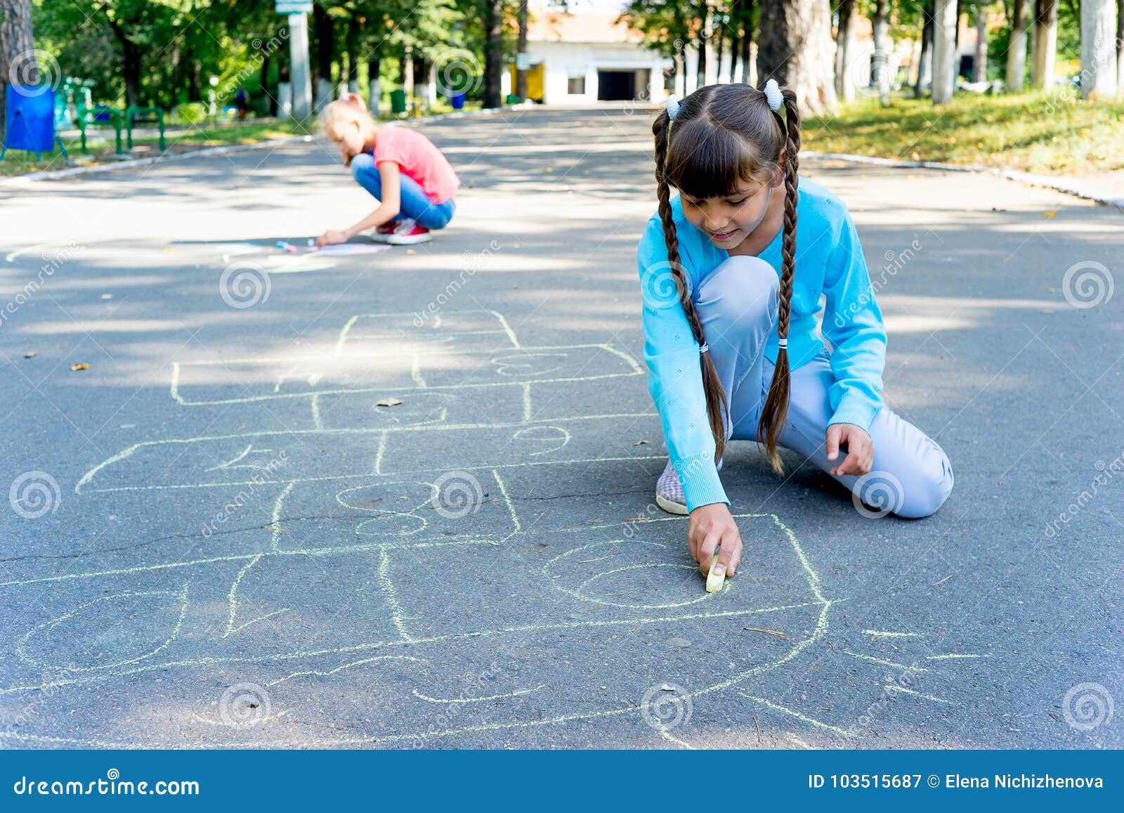Kinder, Die Mit Kreide Zeichnen Stockbild - Bild von draussen, farbe ...