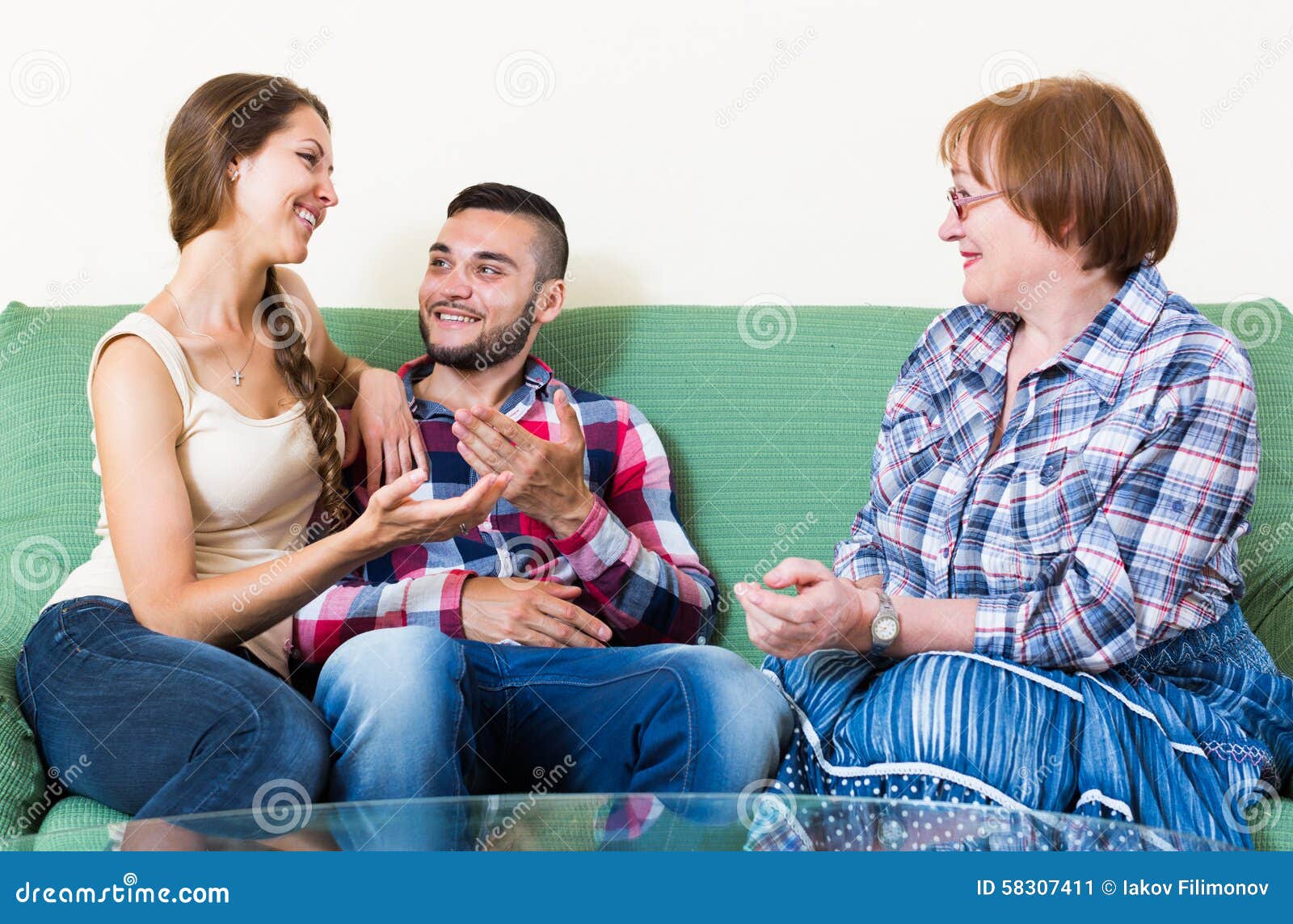 Kinder, Die Mit Mutter Sprechen Stockbild - Bild von klatsch, sitzung ...