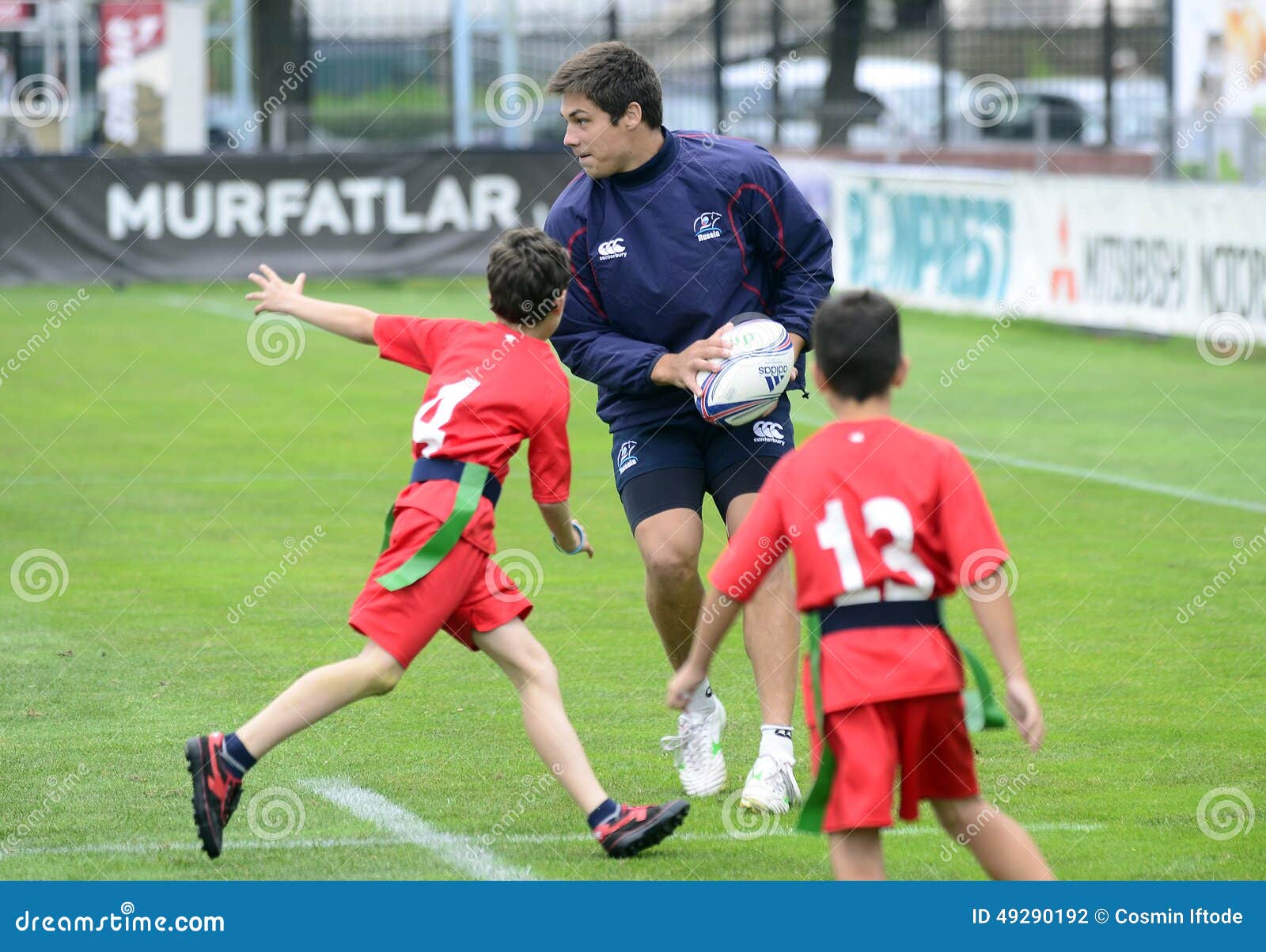 Kinder, die Rugby spielen redaktionelles stockfotografie. Bild von ...