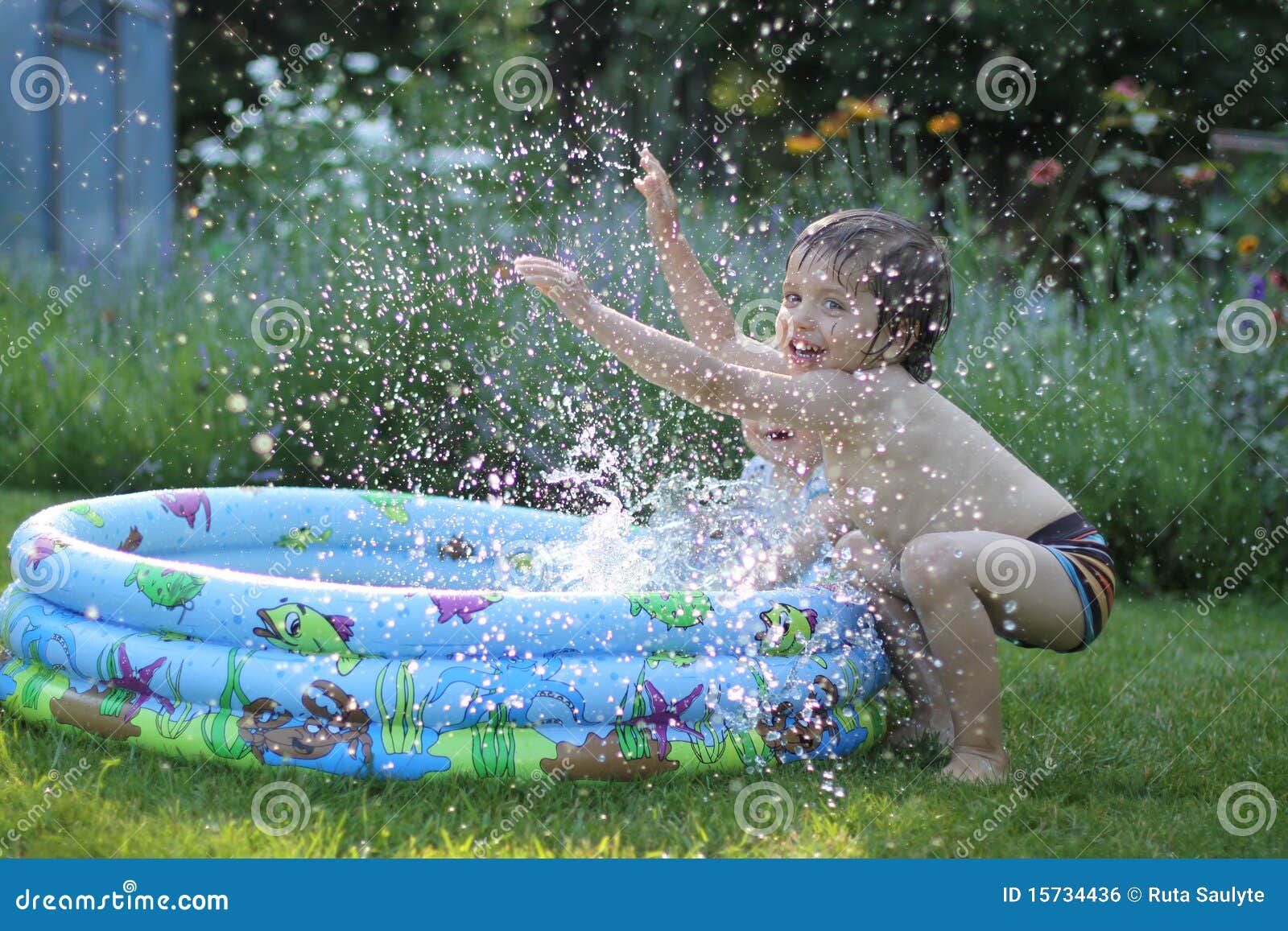 Kinder, die Spaß haben stockfoto. Bild von geschwister - 15734436