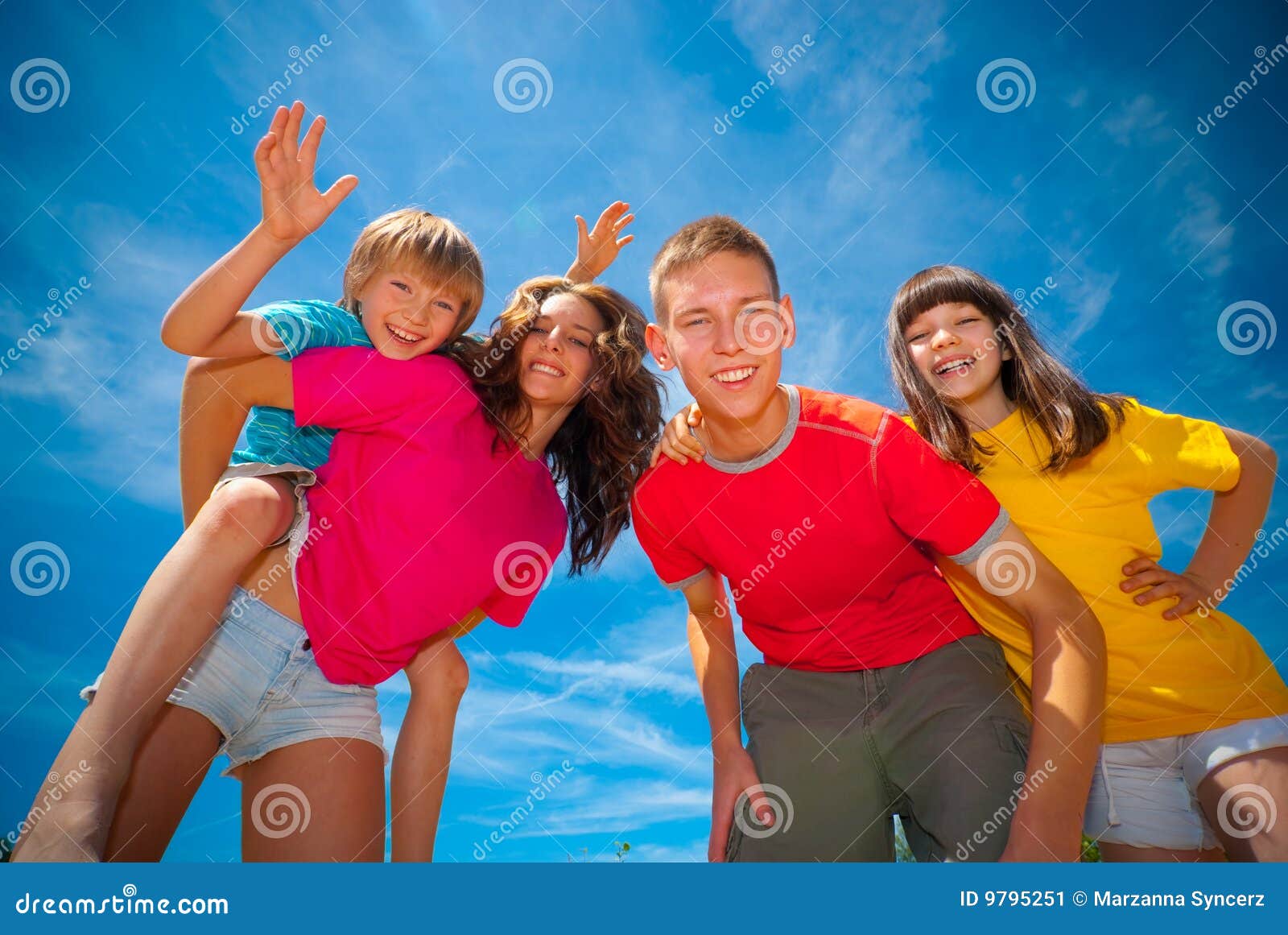 Kinder, die Spaß haben stockbild. Bild von farben, bunt - 9795251