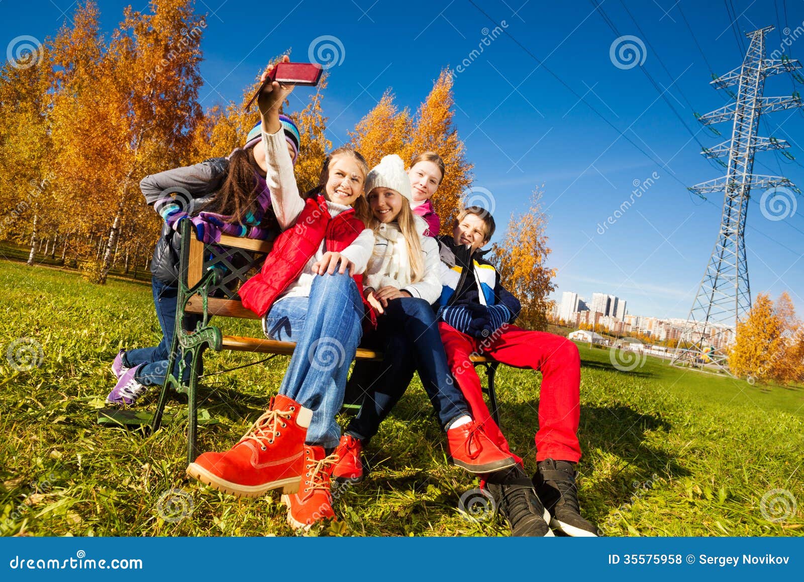 Kinder, Die Spaß Mit Kamera Haben Stockfoto - Bild von beiläufig ...