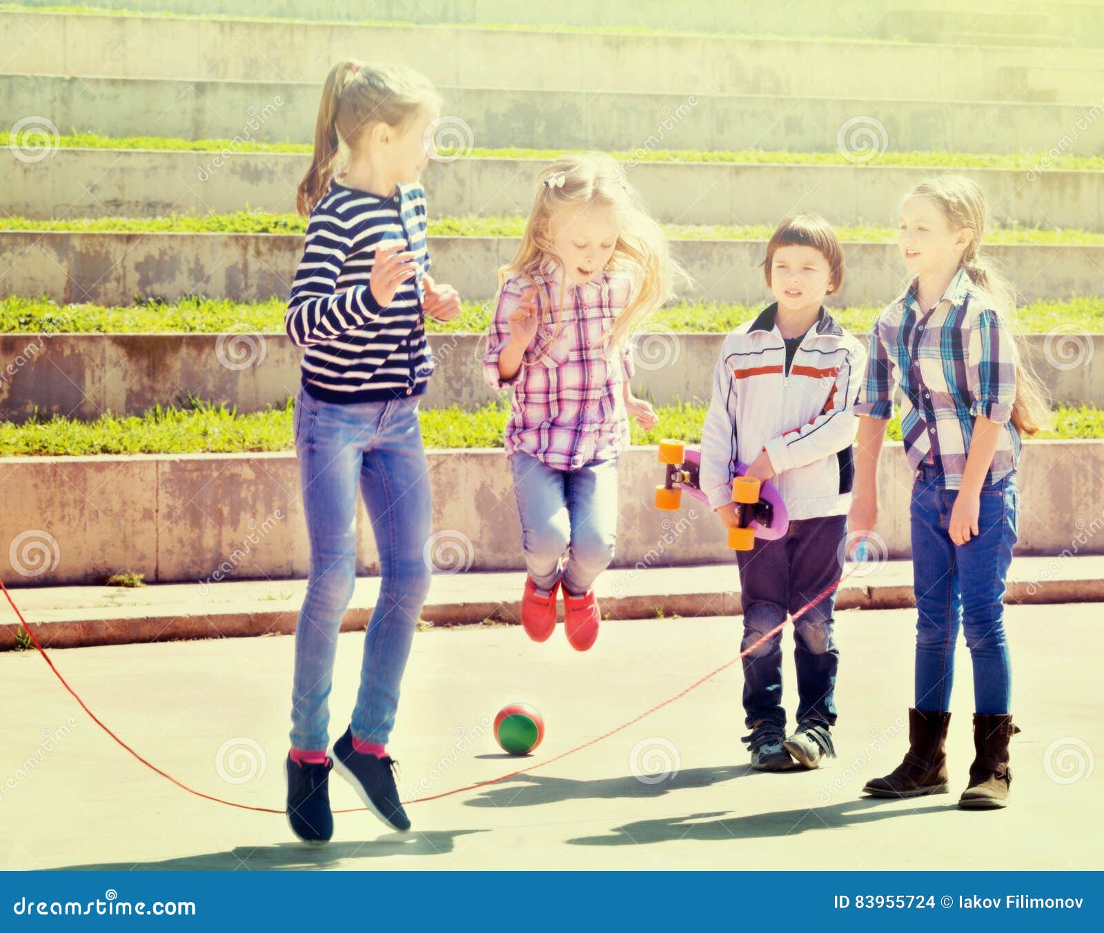 Kinder, Die Springendes Spiel Des Springseils Spielen Stockfoto - Bild ...