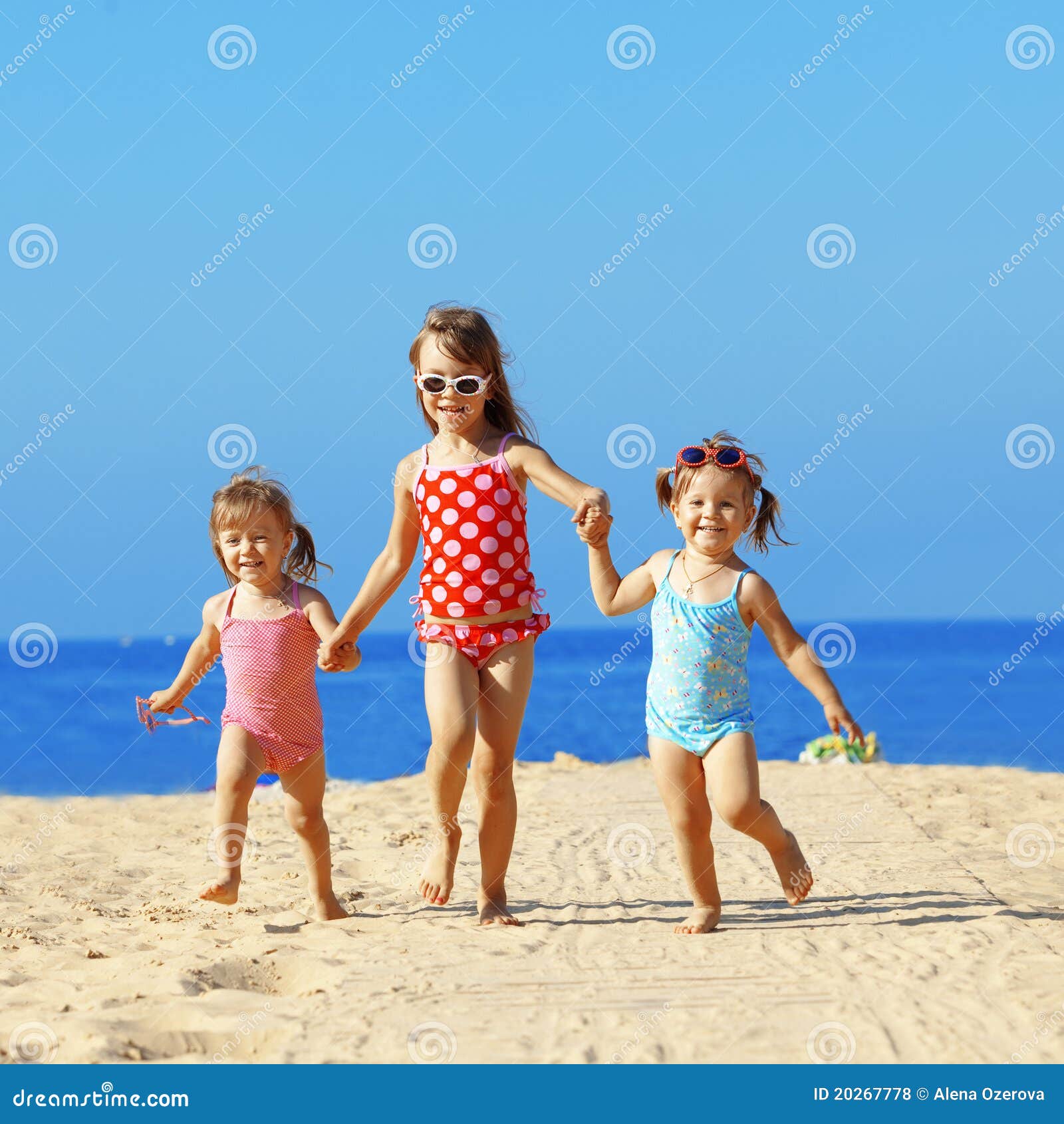 Kinder, Die am Strand Spielen Stockfoto - Bild von strand, freundlich ...