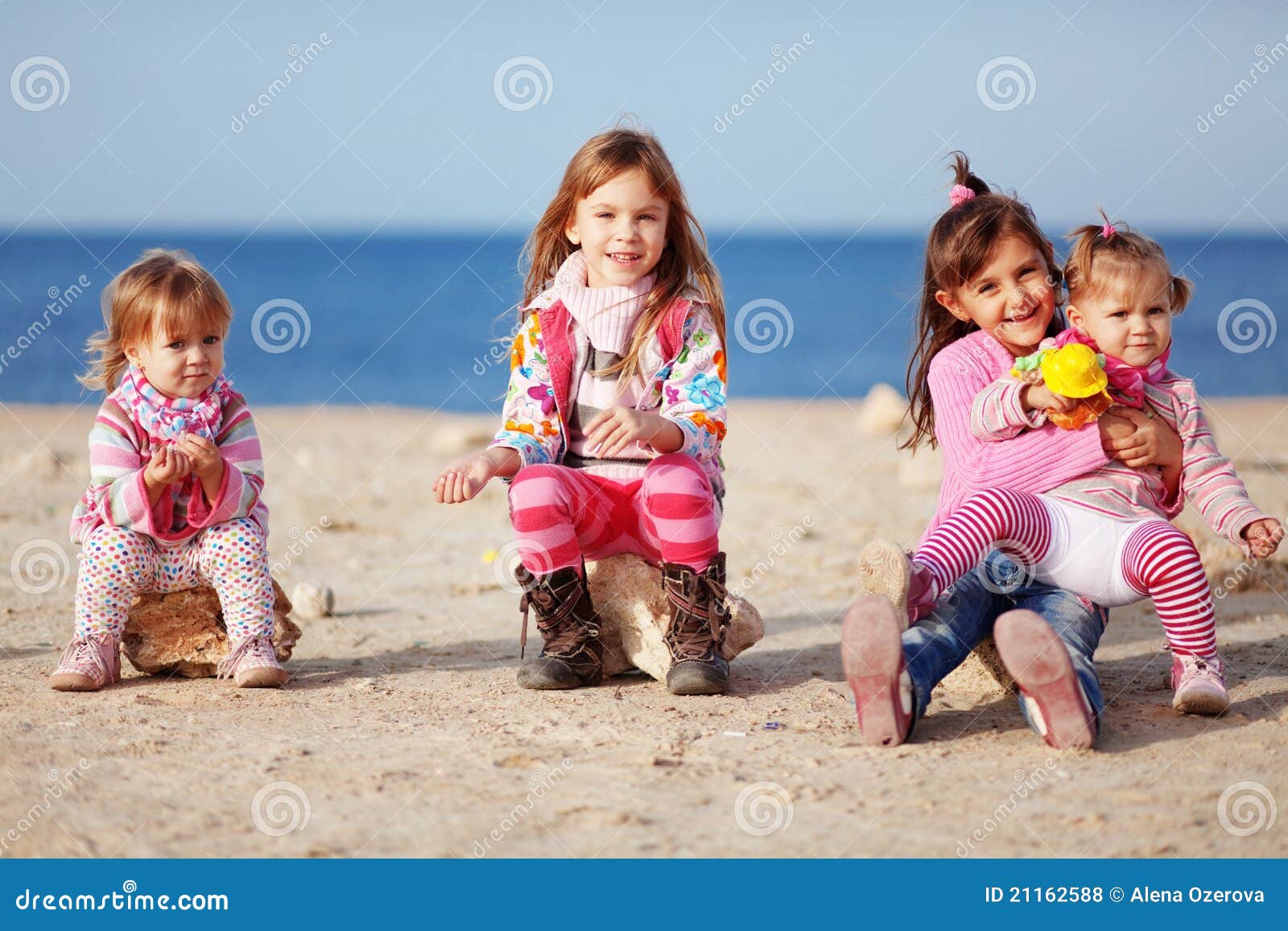 Kinder, Die am Strand Spielen Stockfoto - Bild von glücklich ...