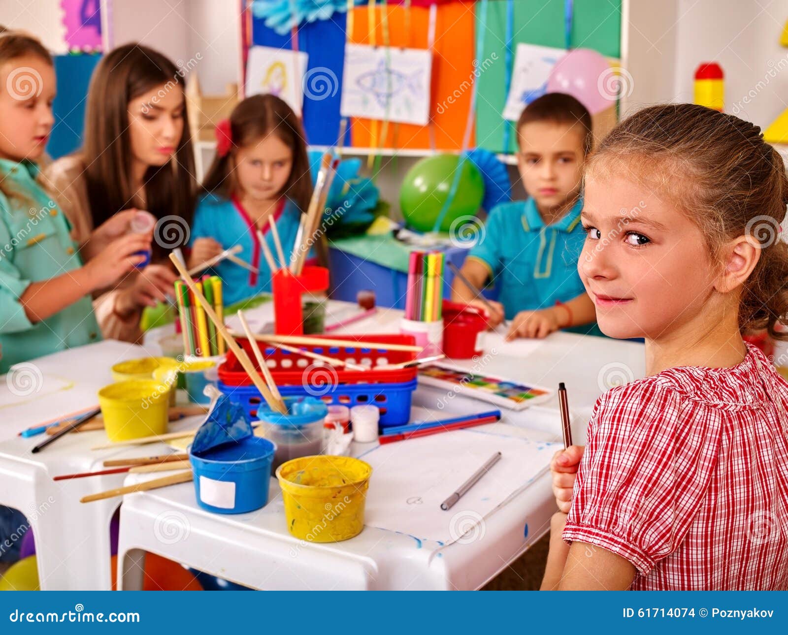 Kinder, Die an Tabelle Im Kindergarten Halten Stockfoto - Bild von ...