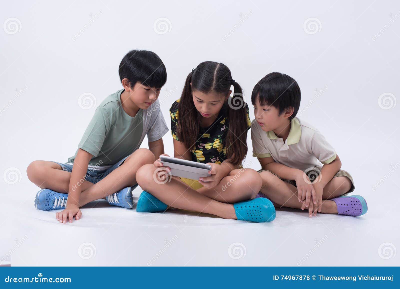 Kinder, Die Tablette Spielen Stockfoto - Bild von spiele, slouching ...