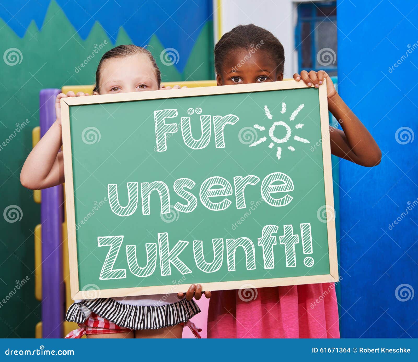 Kinder, Die Tafel Mit Deutschem Slogan Halten Stockfoto - Bild von ...