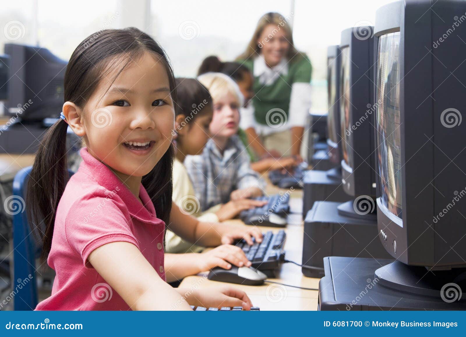 Kinder, Die Wie Man Computer Erlernen, Benutzt. Stockfoto - Bild von ...