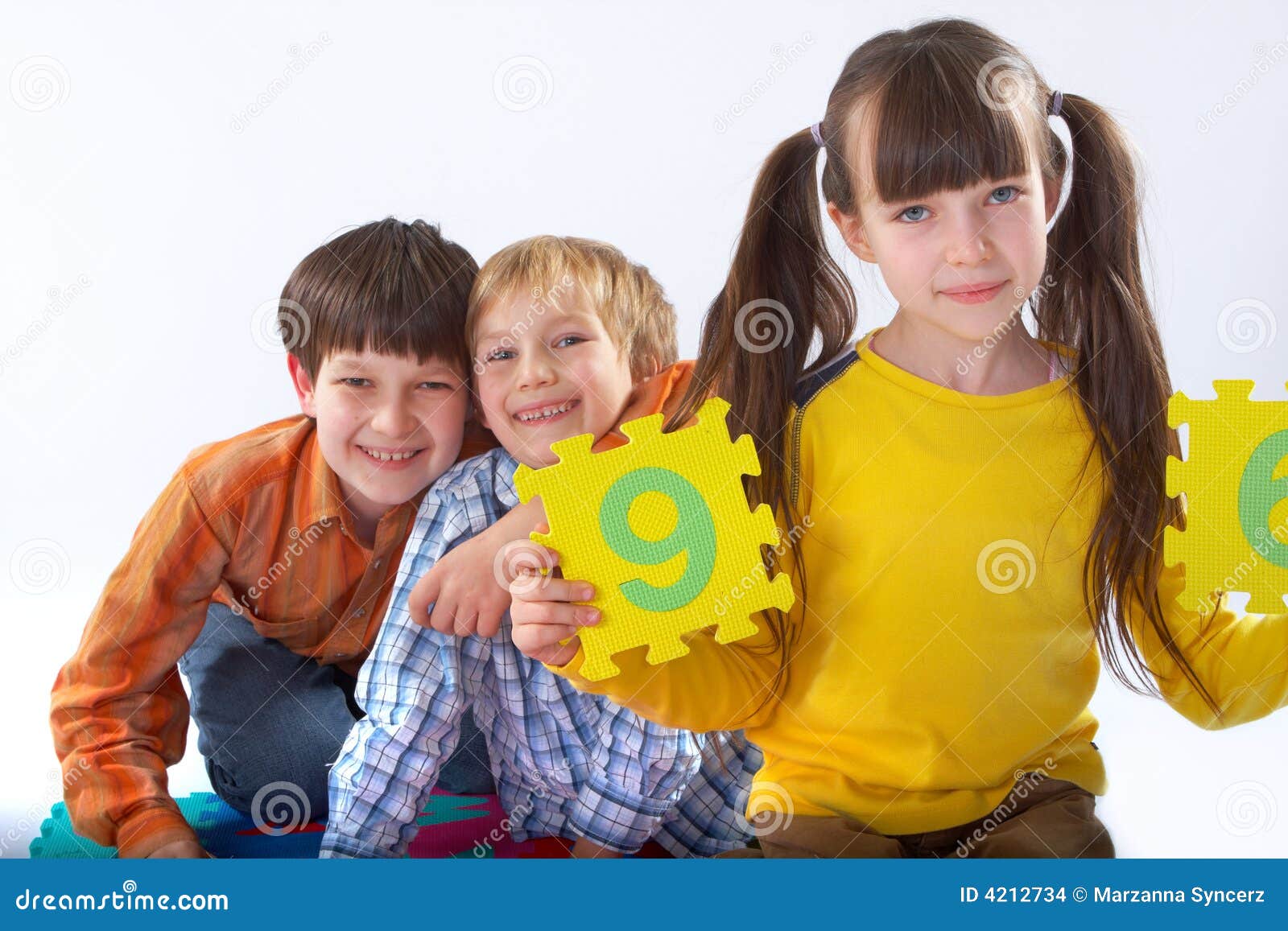 Kinder, Die Zahlen Erlernen Stockfoto - Bild von brüder, hintergrund ...