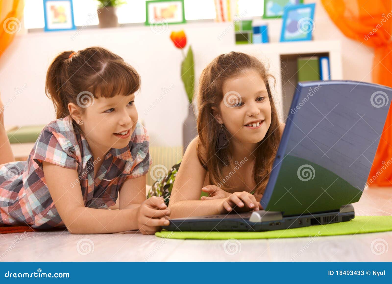 Kinder, Die Zu Hause Computer Verwenden Stockbild - Bild von glück ...