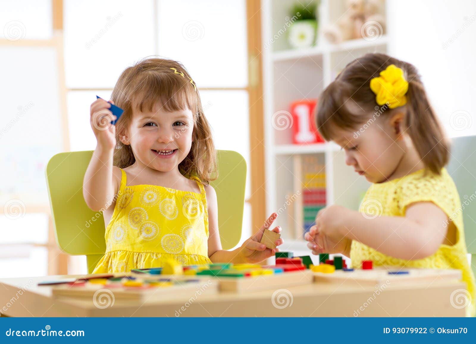 Kinder, Die Zu Hause Mit Entwicklungsspielwaren Oder Kindergarten Oder ...