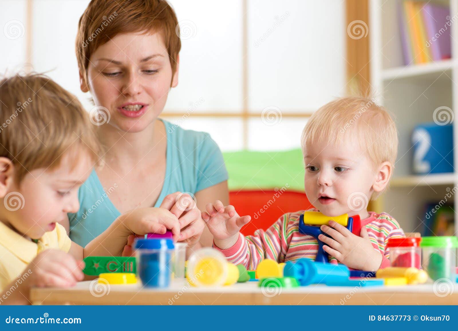 Kinder, Die Zu Hause Mit Spiellehm, Kindergarten Oder Playschool ...