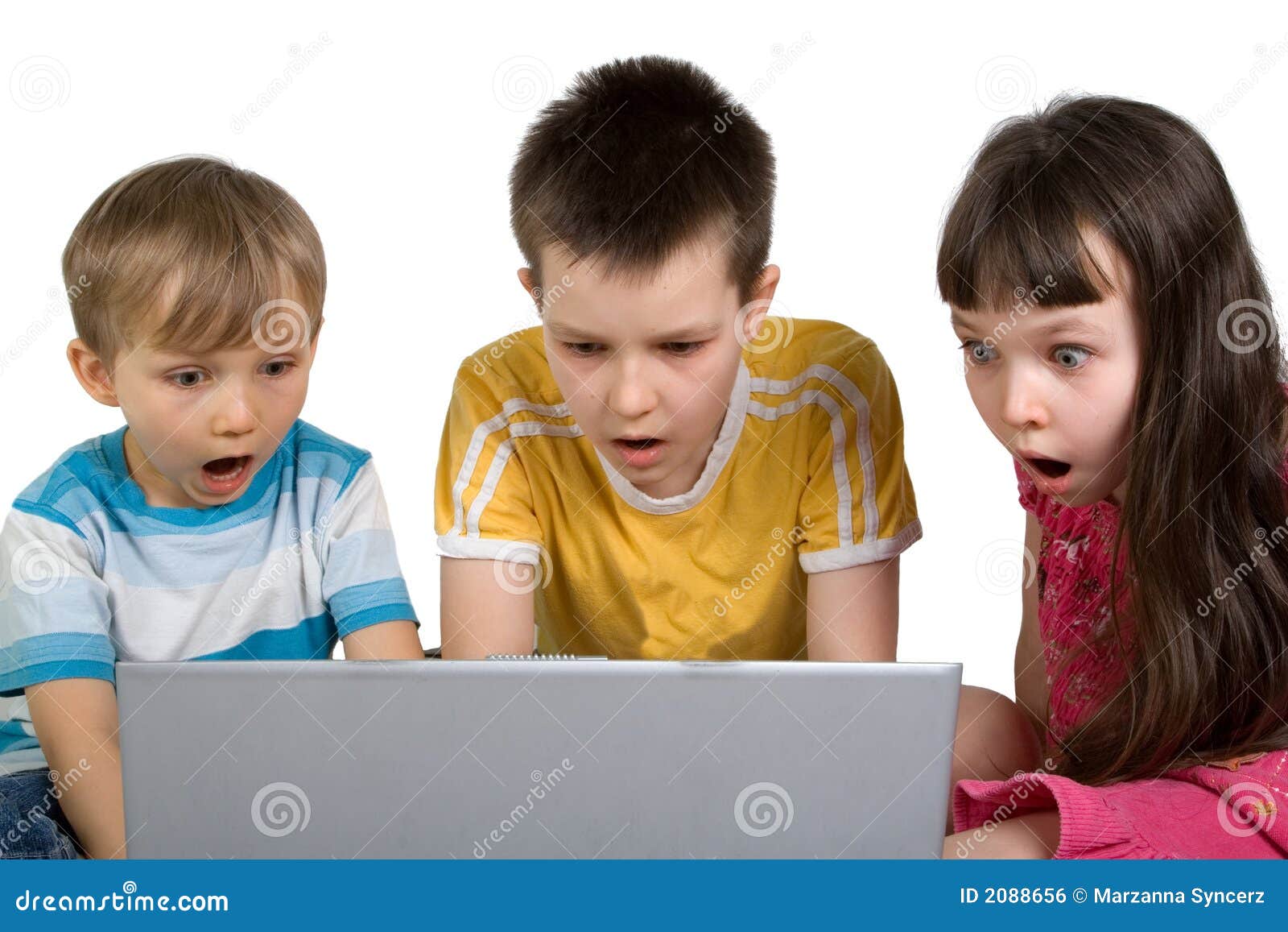 Kinder Entsetzt Durch Etwas Auf Computer Stockfoto - Bild von jungen ...