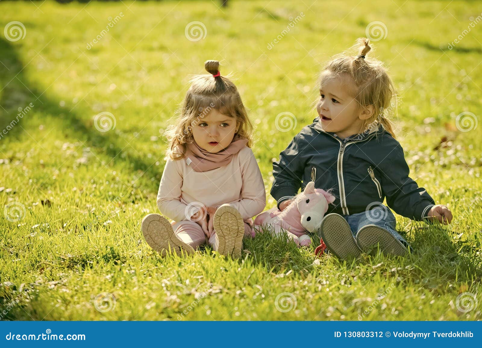 Kinder, Freunde, Freundschaft Stockfoto - Bild von mädchen, mode: 130803312