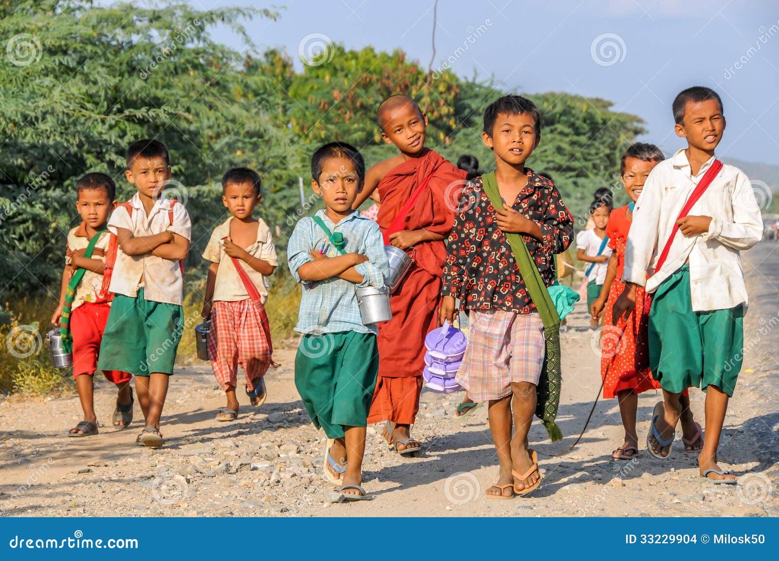 Kinder Gehen Durch Die Schule Redaktionelles Stockbild - Bild von ...