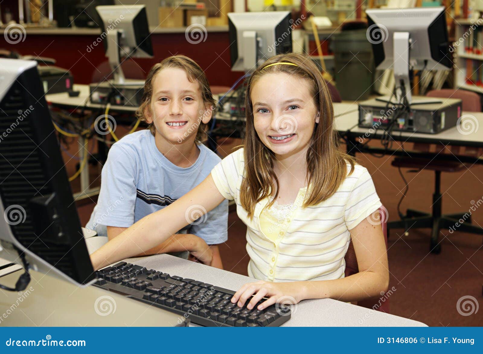 Kinder im Computer-Labor stockfoto. Bild von neugierig - 3146806