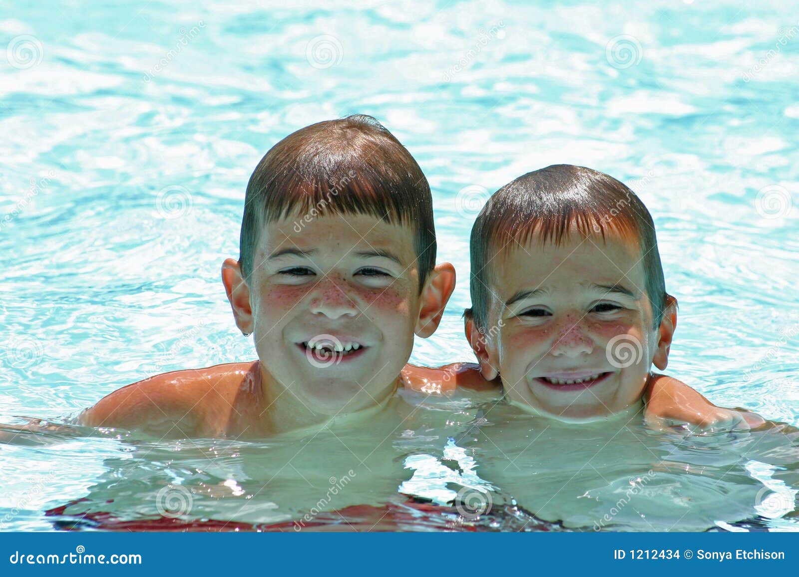 Kinder im Pool stockfoto. Bild von familie, jungen, freundlich - 1212434