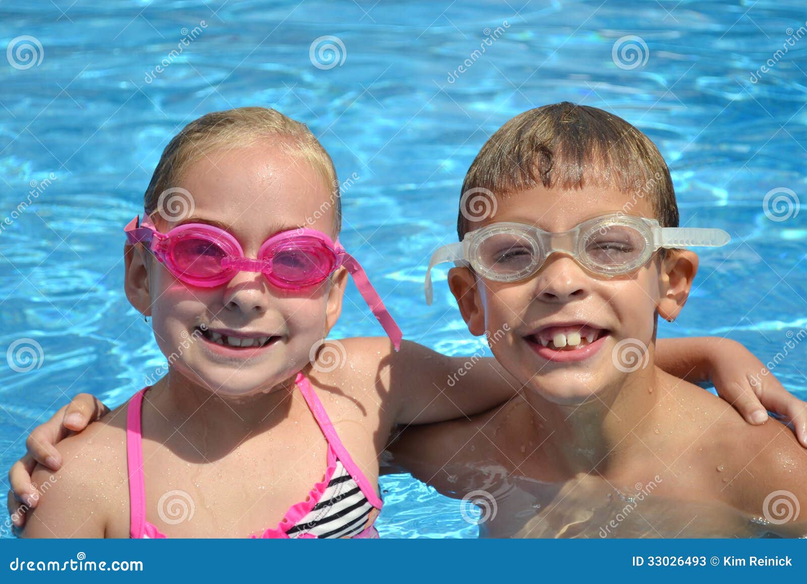 Kinder im Pool stockbild. Bild von glück, ausdruck, leute - 33026493