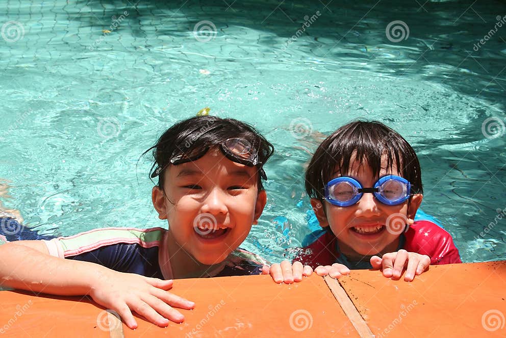 Kinder im Pool stockfoto. Bild von leute, lachen, zicklein - 8787518