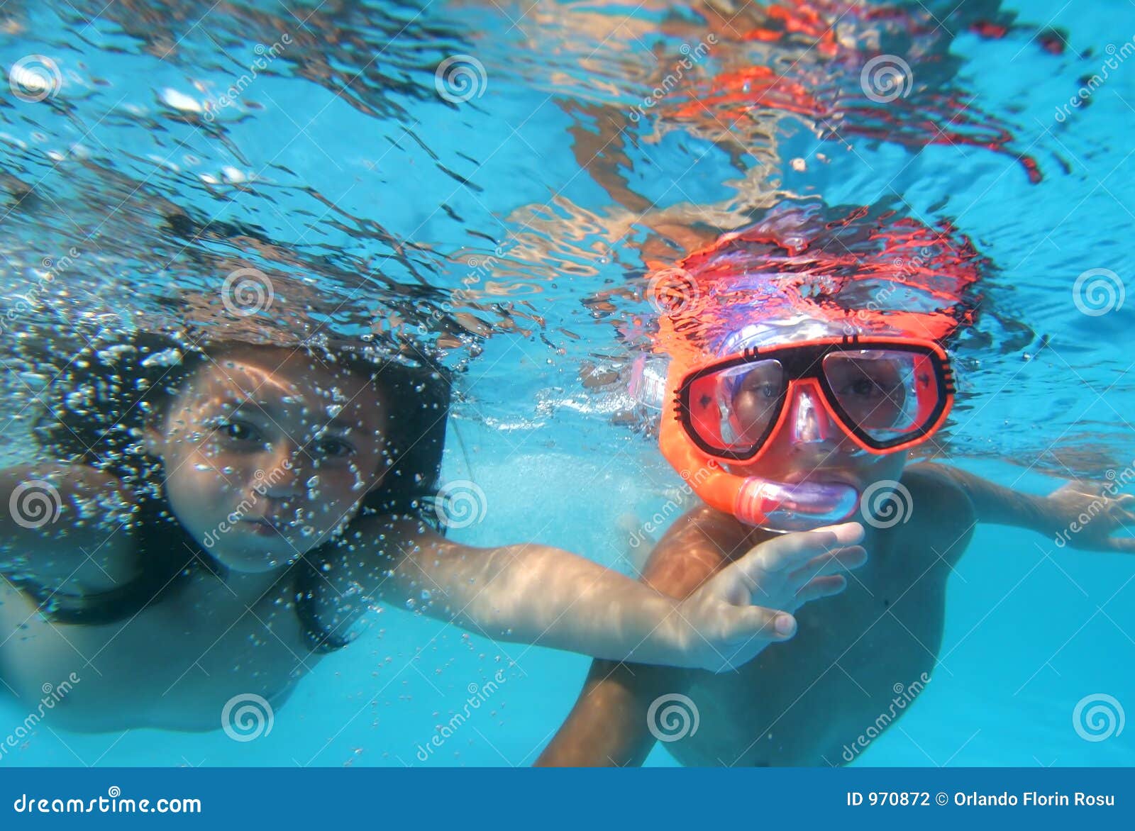 Kinder im Pool stockfoto. Bild von unterwasser, sport, zicklein - 970872