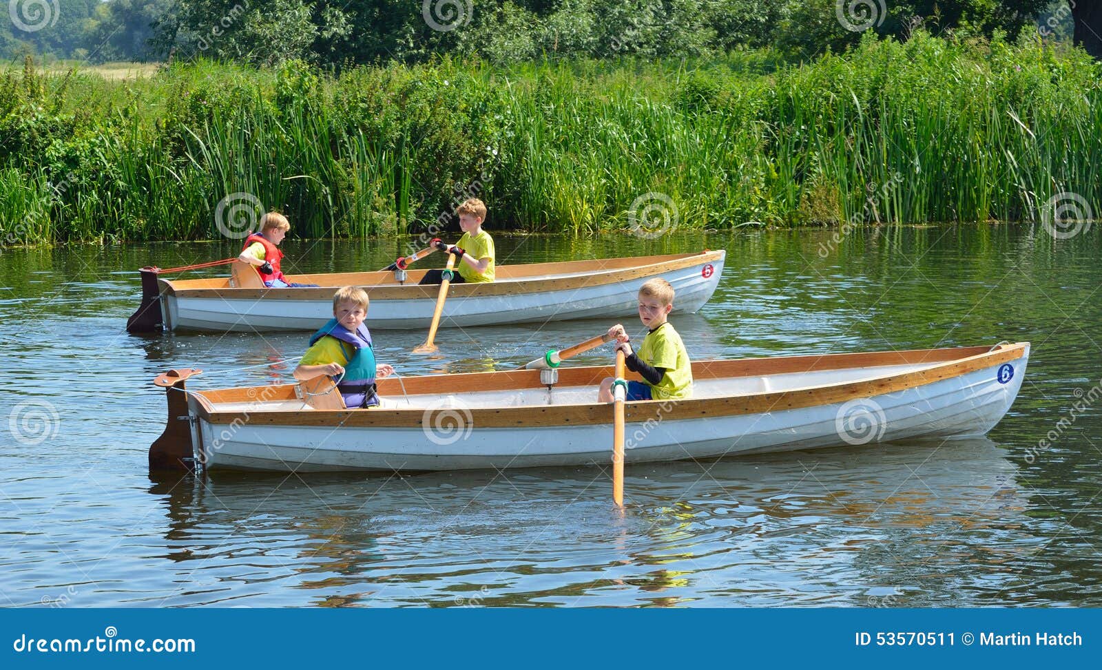 Kinder im Ruderboot redaktionelles foto. Bild von grau - 53570511