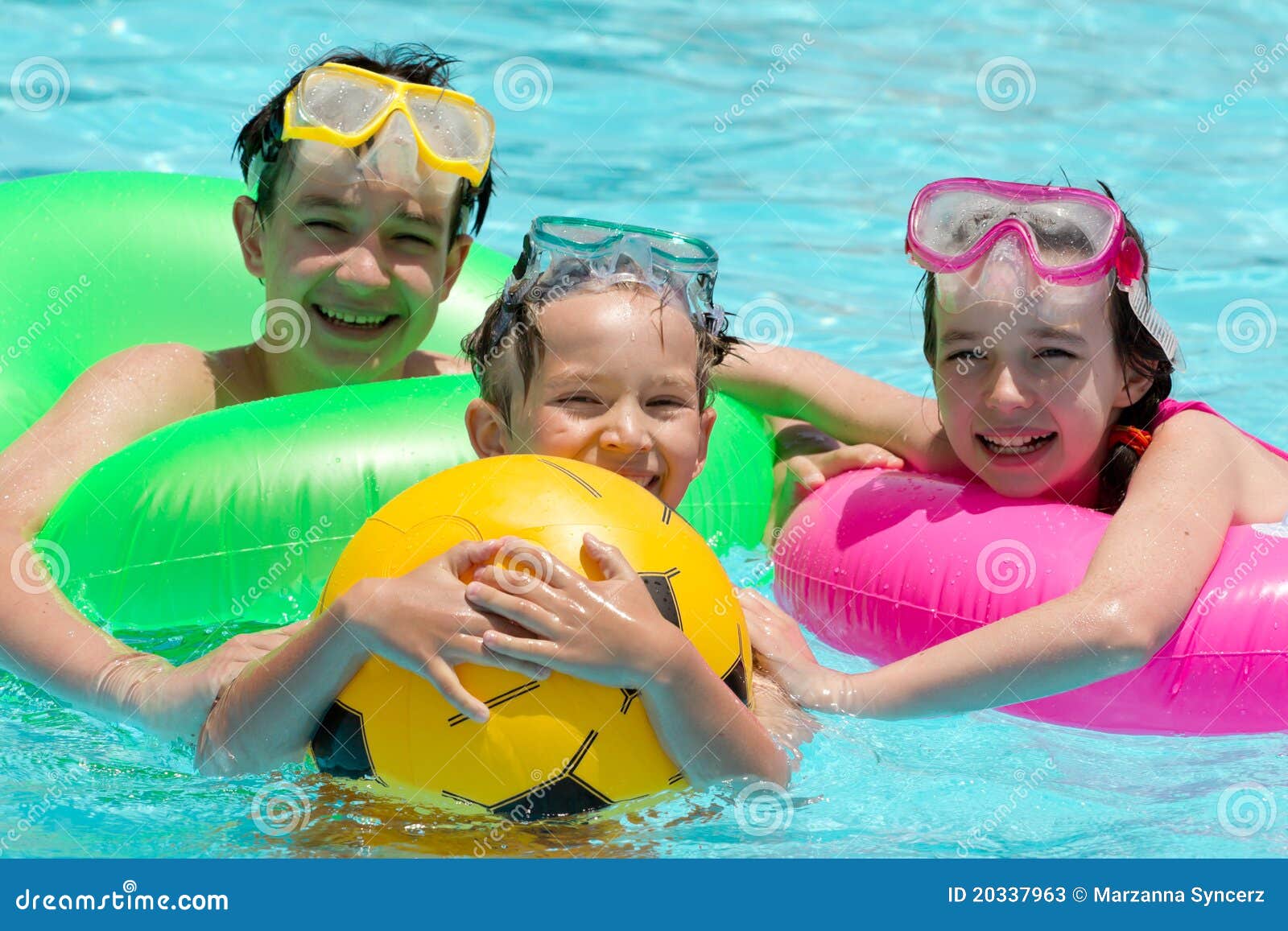 Kinder im Swimmingpool stockbild. Bild von schwimmbad - 20337963