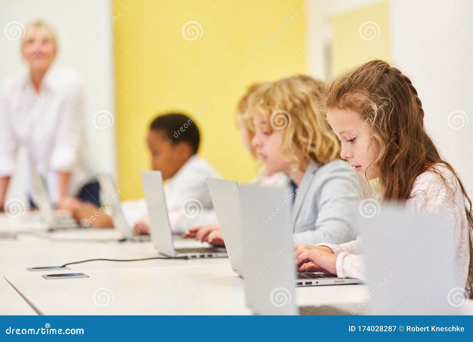 Kinder am Laptop in Einer Computerklasse Stockbild - Bild von pupille ...