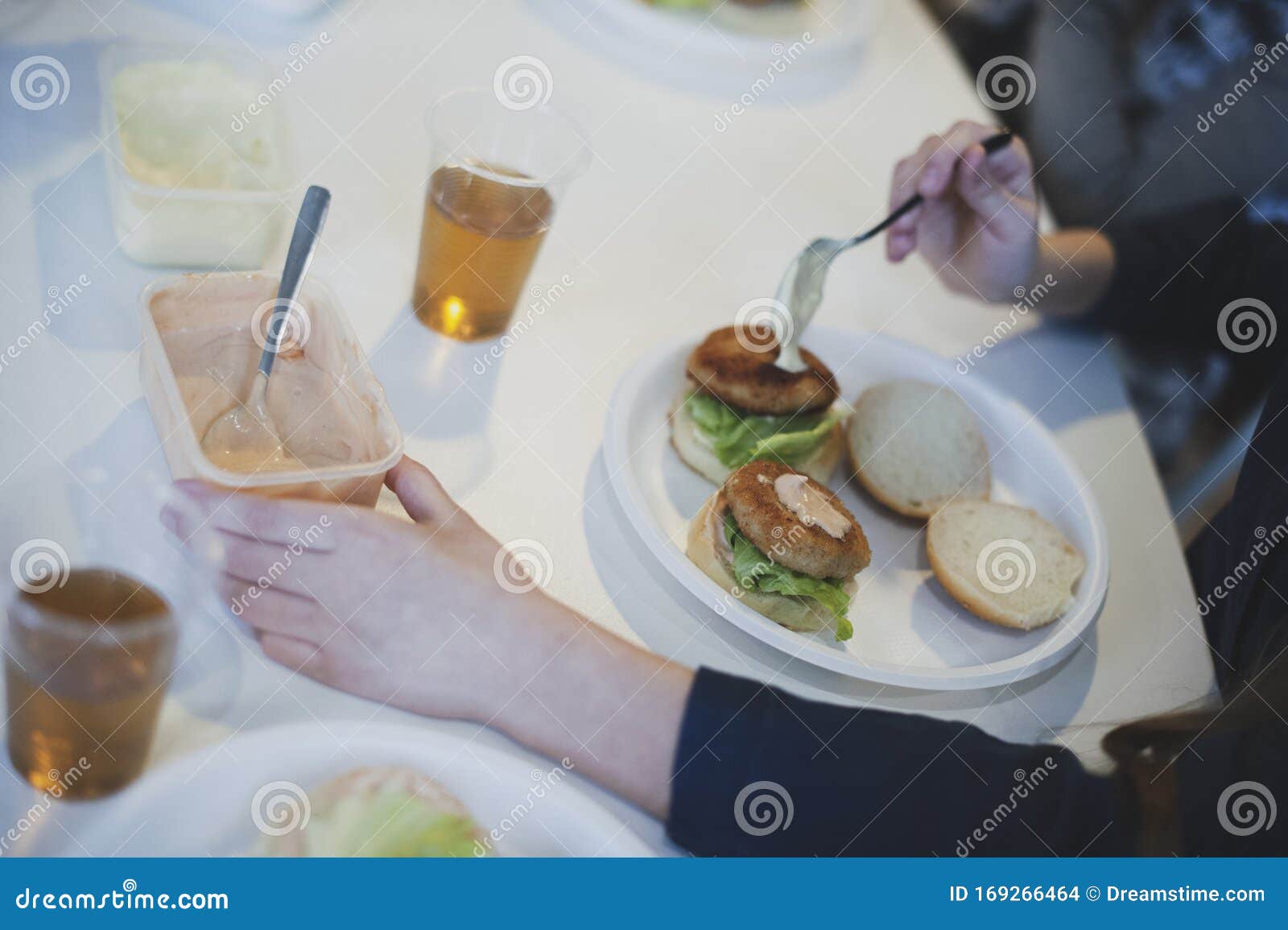 Kinder Lernen Mini-Burger Kochen Stockfoto - Bild von hände, kerze ...