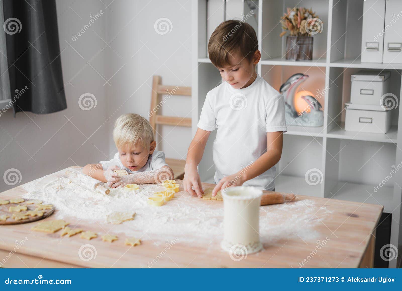 Kinder Machen Eifrig Selbst Gebackene Kekse. Hauskochen. Stockbild ...